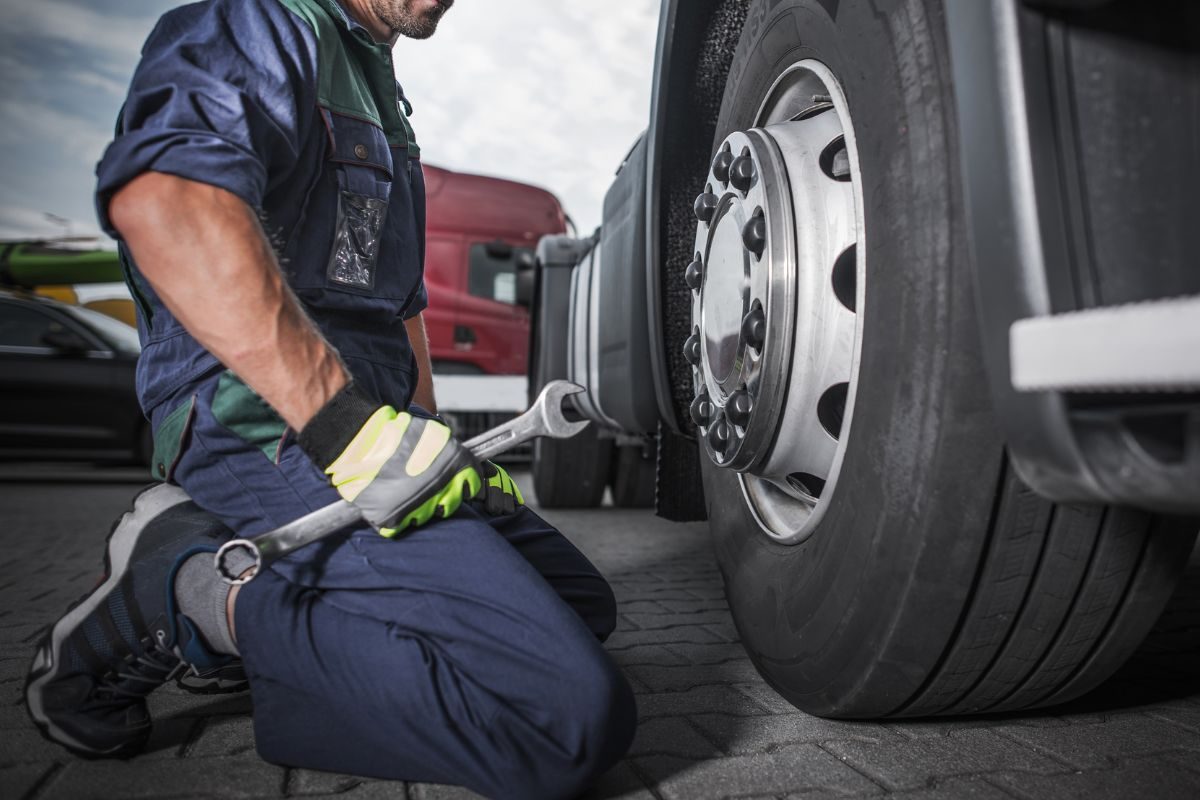 Top 6 Qualities of a Good Truck Driver: What to Look For - TrackFive